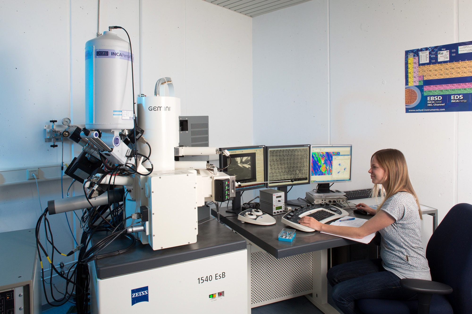 Rasterelektronenmikroskop inkl. FIB – Zeiss Crossbeam 1540 › Lehrstuhl ...