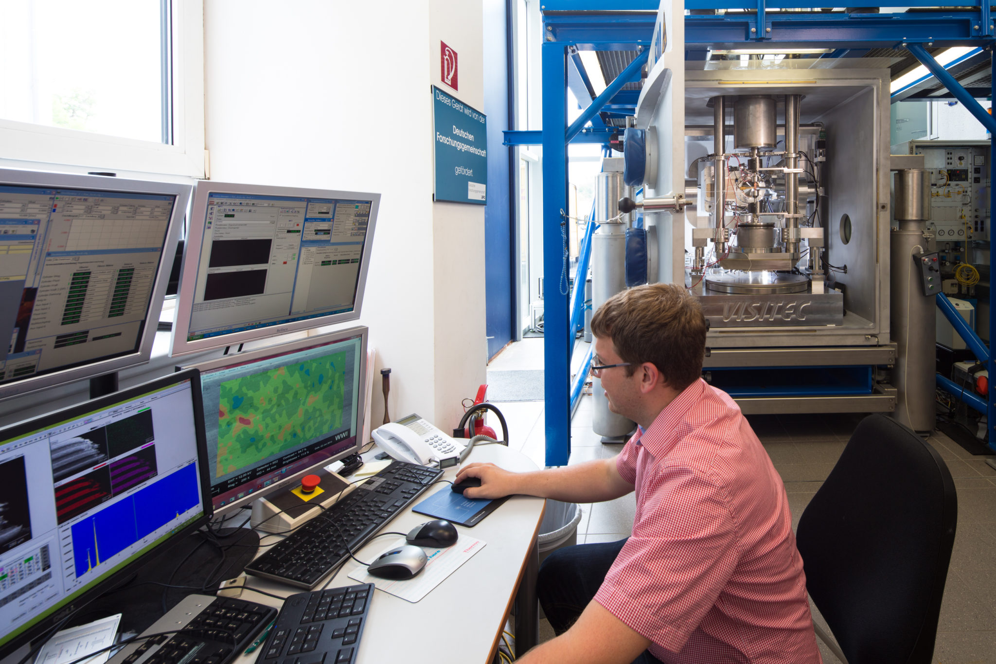 Großkammer-Rasterelektronenmikroskop - Lehrstuhl für Allgemeine ...